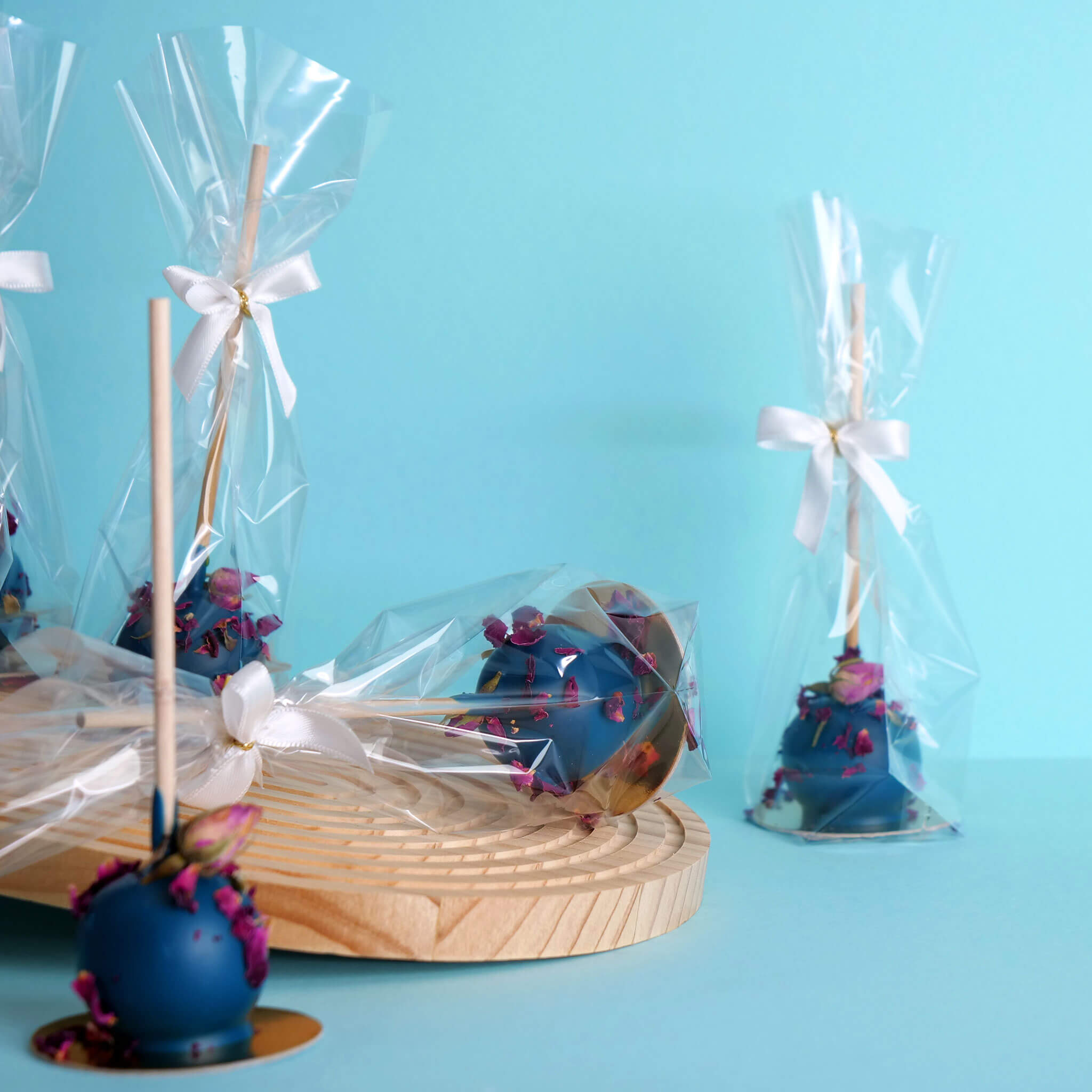 Blå Deluxe-Cake-Pops med rosenblad (10 st) 🍰 dintarta.se